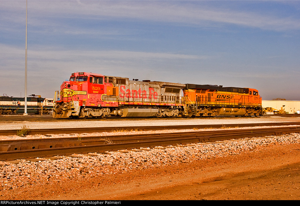 BNSF 520 and BNSF 5771